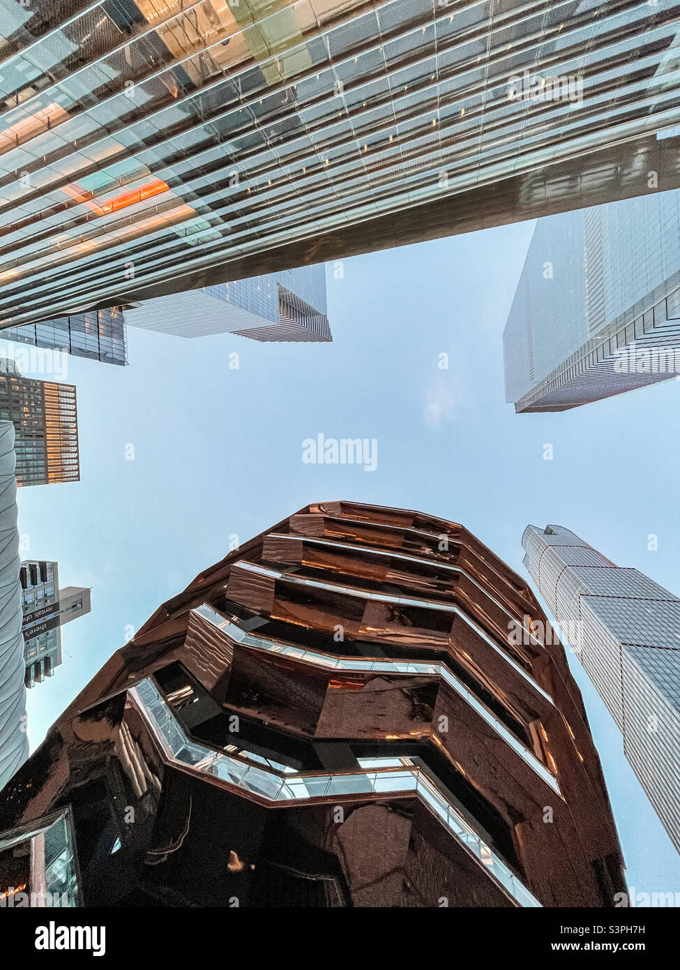 Skyscraper perspective hi-res stock photography and images - Alamy