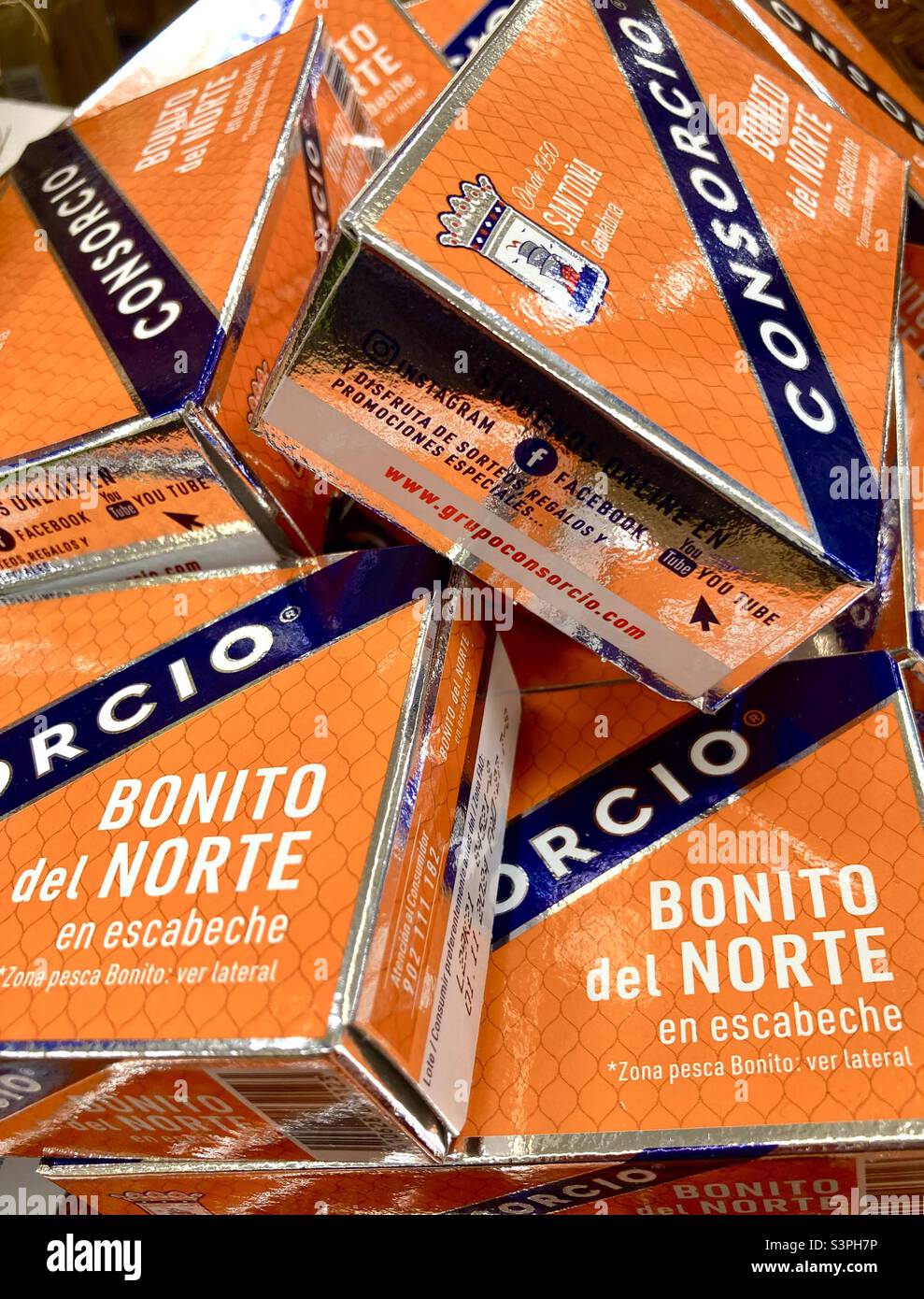 Tuna boxes hi-res stock photography and images - Alamy