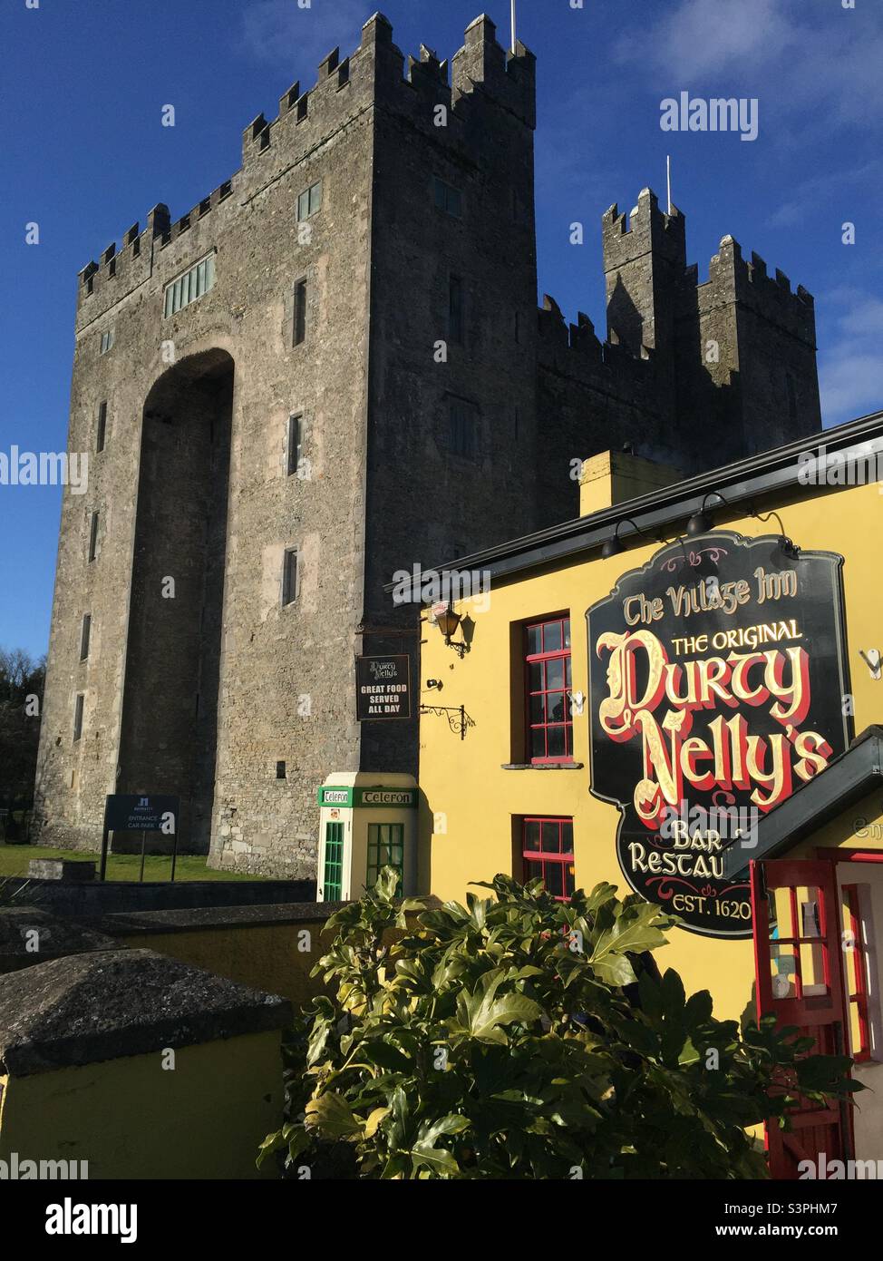 Durty Nellys outside of Bunratty castle in Ireland Stock Photo - Alamy