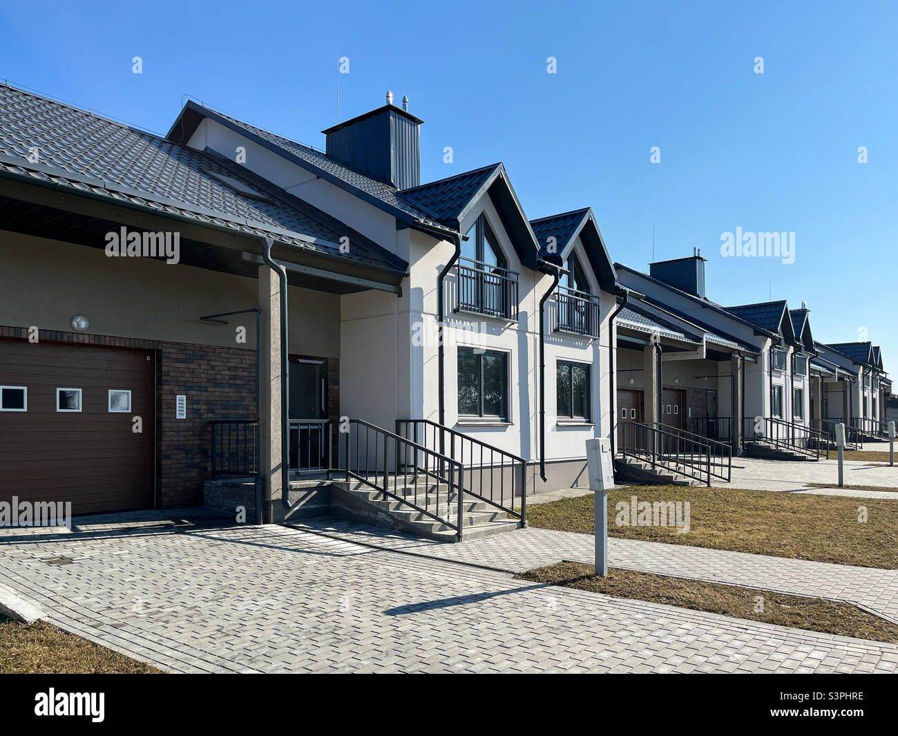 Modern townhouse exterior hi-res stock photography and images - Alamy