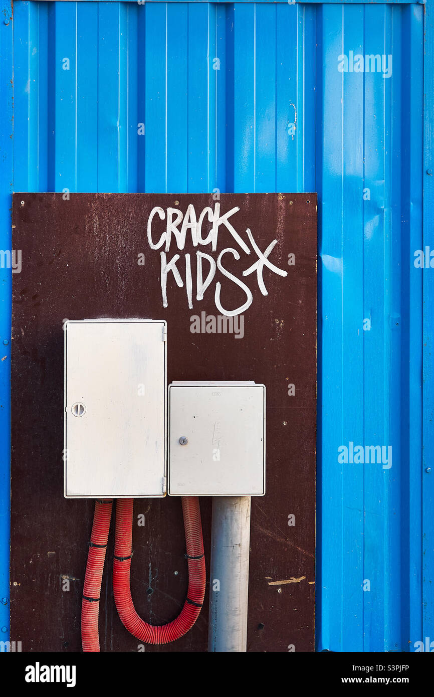 Graffiti crack hi-res stock photography and images - Alamy