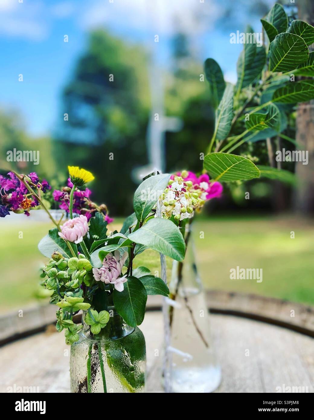 Float vase with flowers hi-res stock photography and images - Alamy