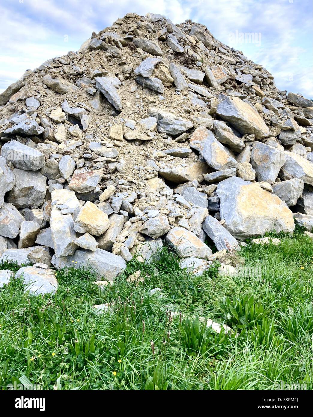 A pile of rubble Stock Photo - Alamy