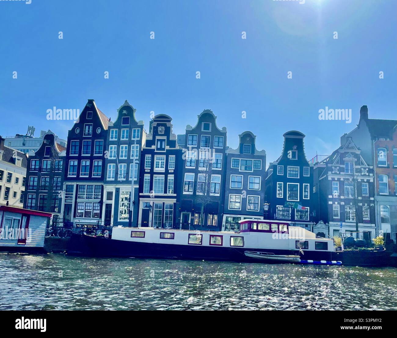 Crooked houses Amsterdam Stock Photo - Alamy