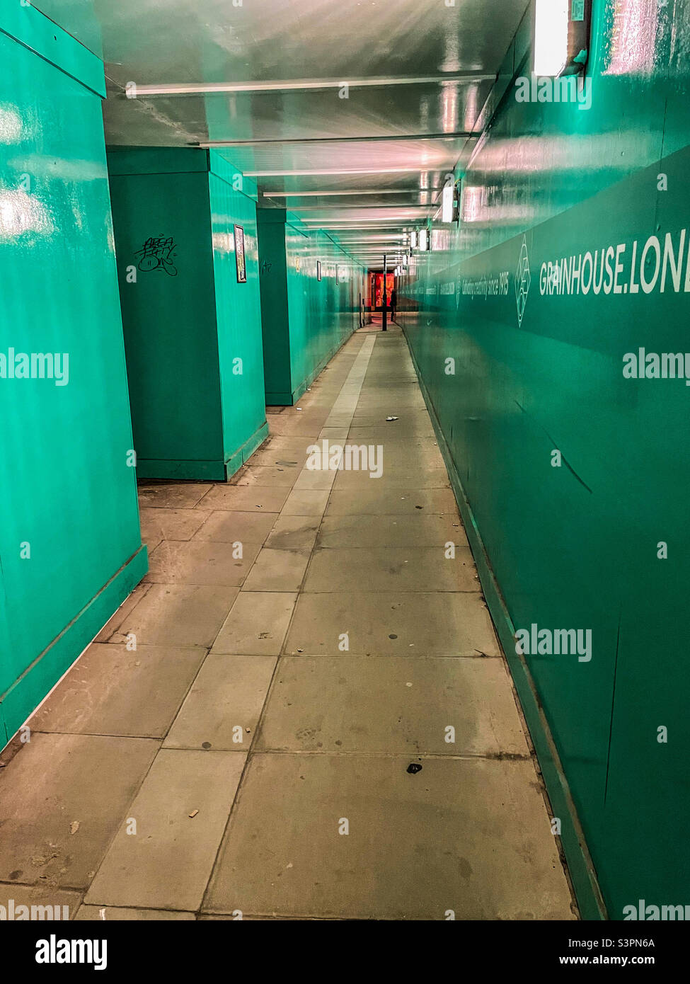 Green urban walkway Stock Photo - Alamy