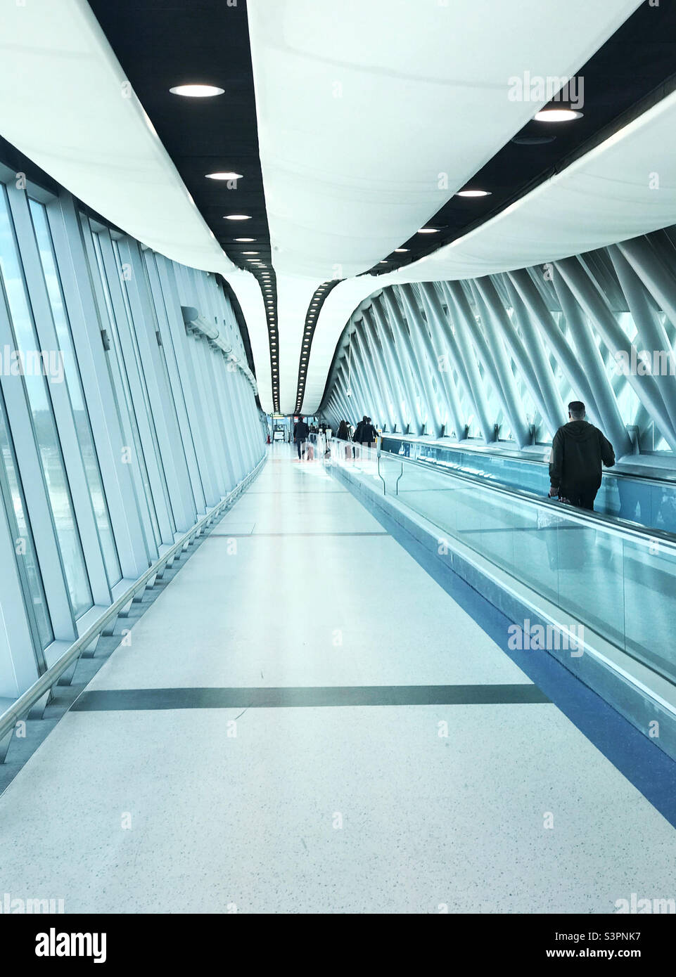 Airport terminals hi-res stock photography and images - Alamy