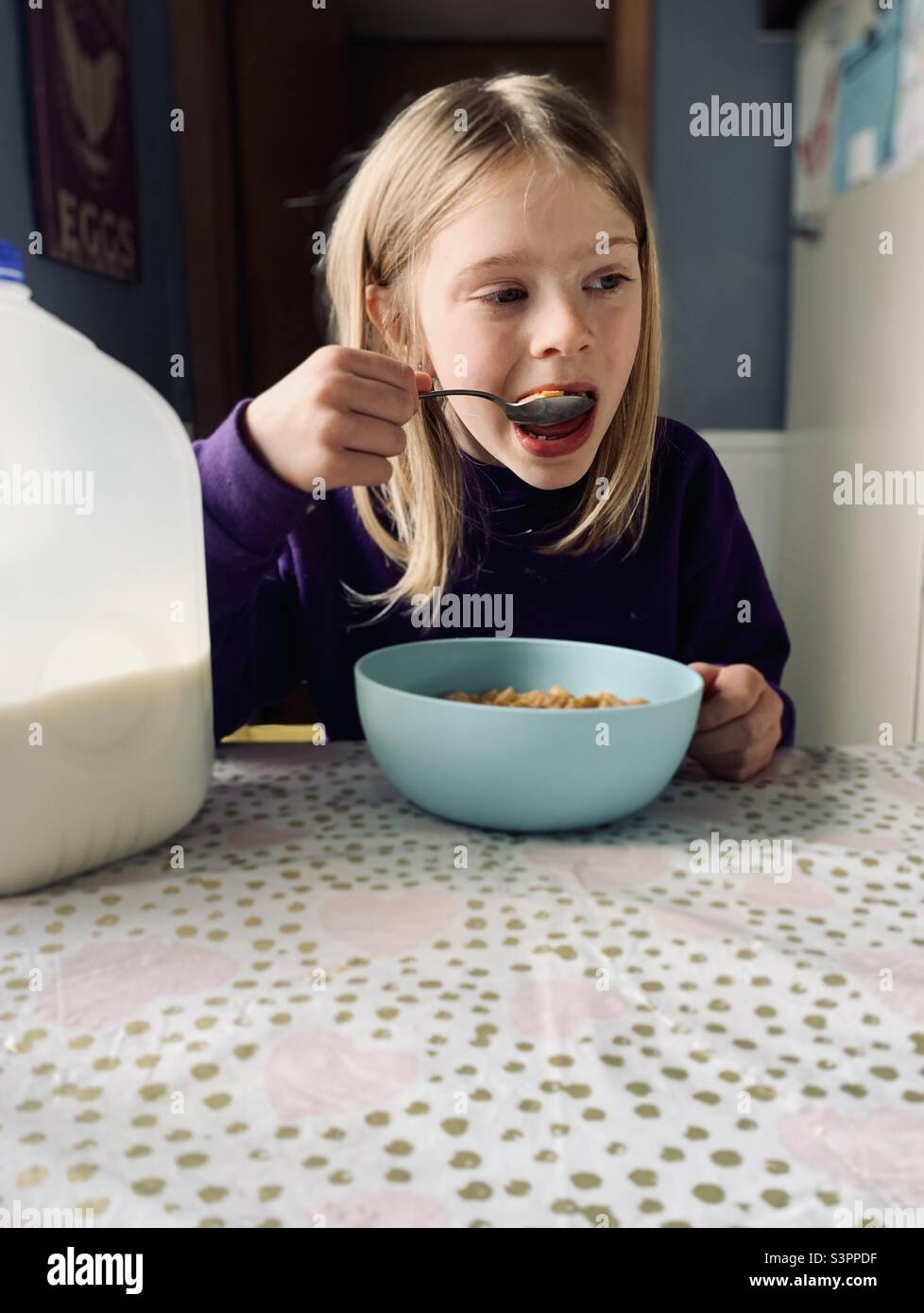 Child eating cereal Stock Photo - Alamy