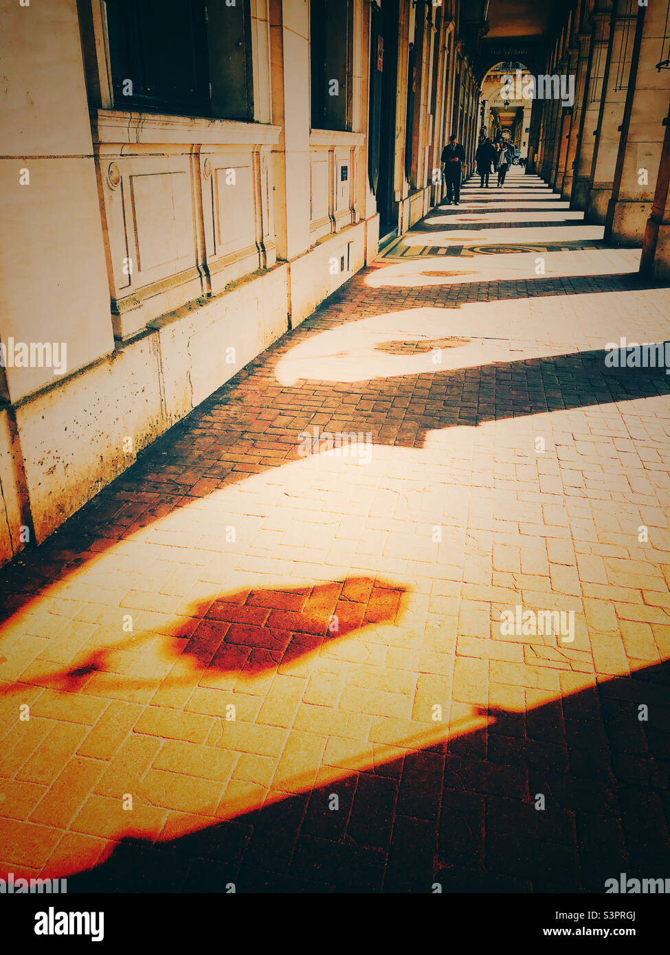 Paris walkways hi-res stock photography and images - Alamy