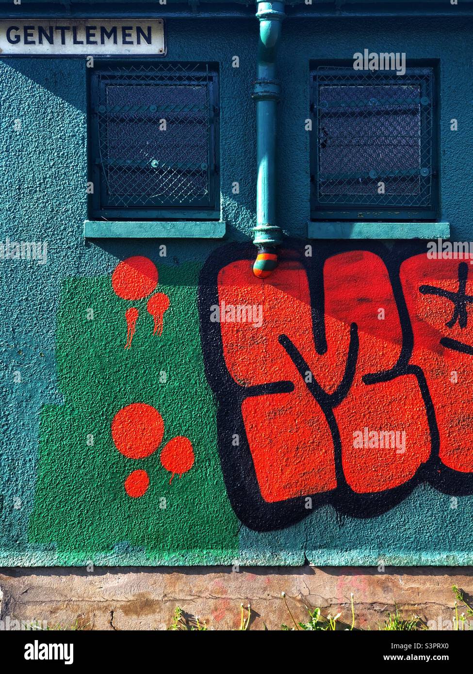 Graffiti on run down green outbuilding Stock Photo - Alamy