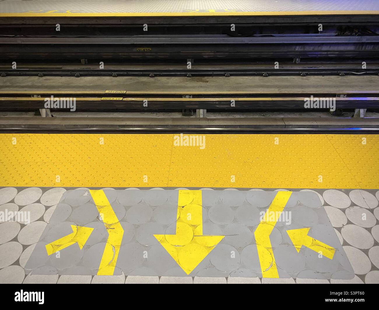 Signaletique metro hi-res stock photography and images - Alamy