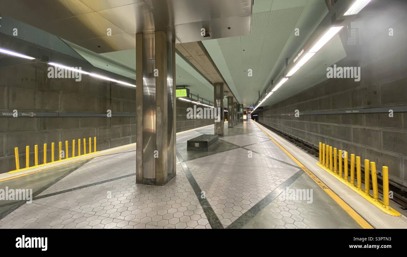 LOS ANGELES, CA, APR 2021: empty platforms without a train at Wilshire ...