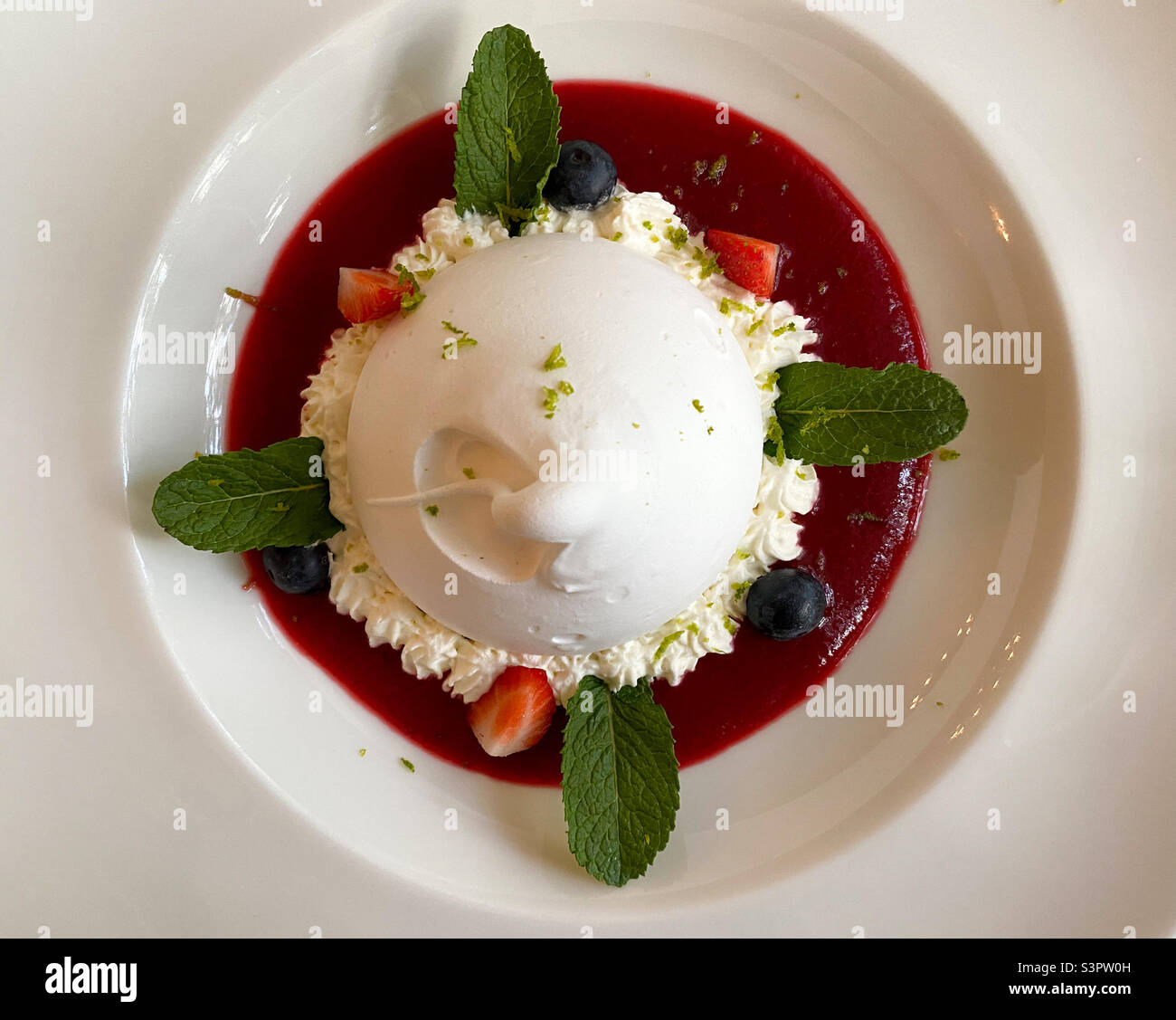 Pavlova dessert hi-res stock photography and images - Alamy