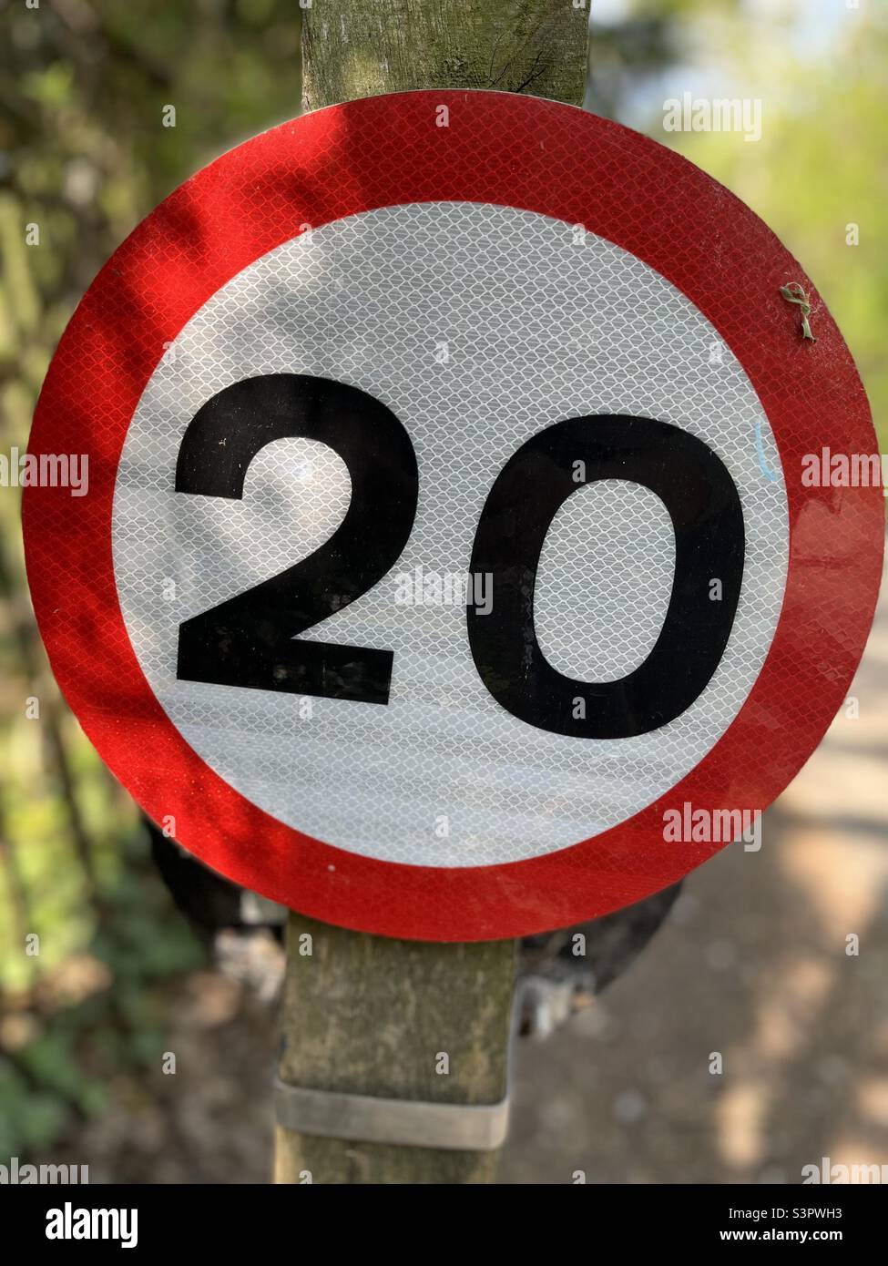 20mph limit hi-res stock photography and images - Alamy