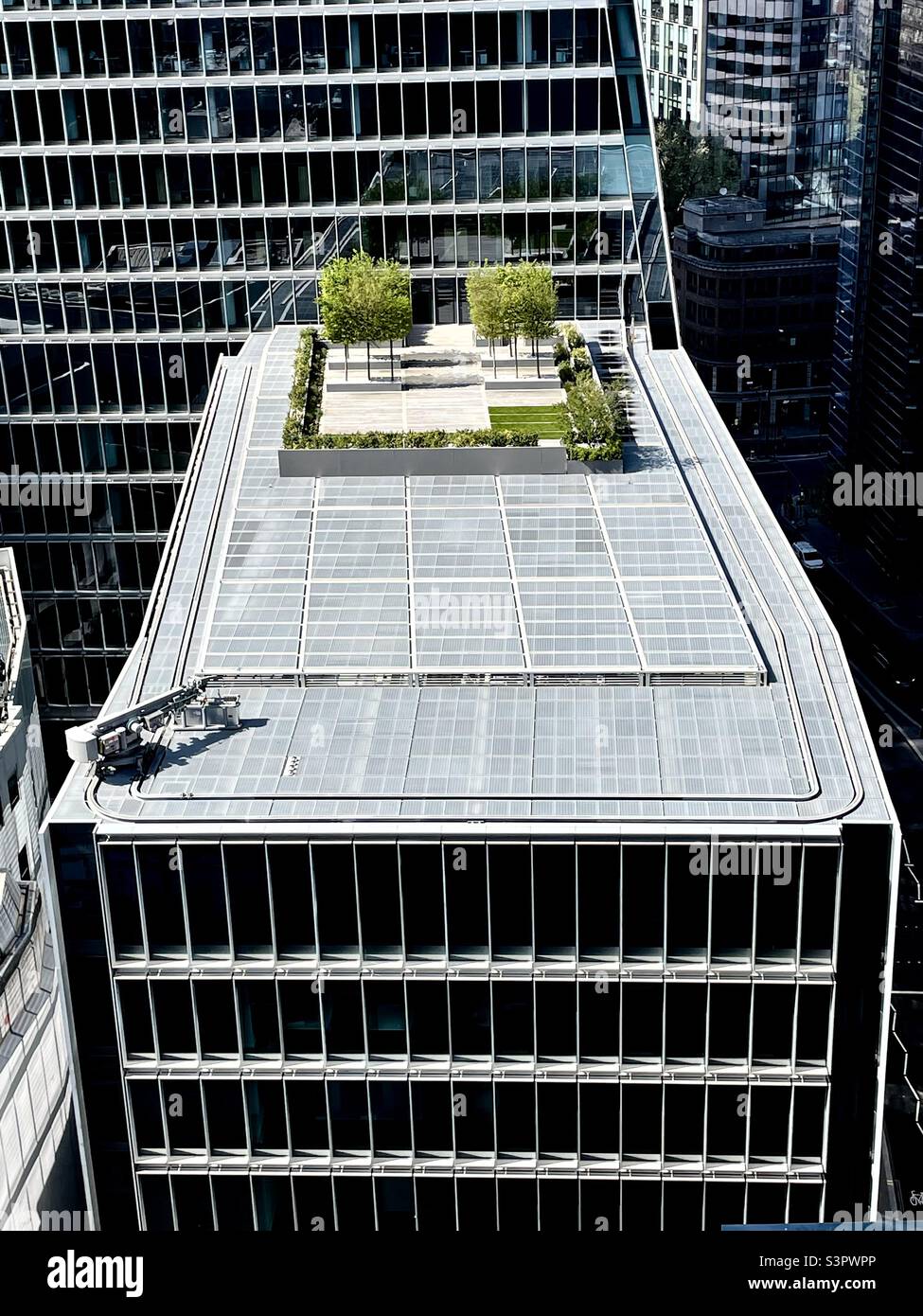 Building with small garden hi-res stock photography and images - Alamy