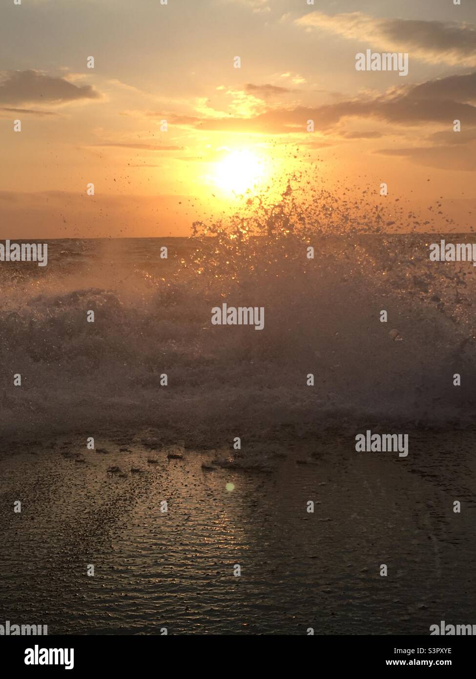 Golden waves hi-res stock photography and images - Alamy