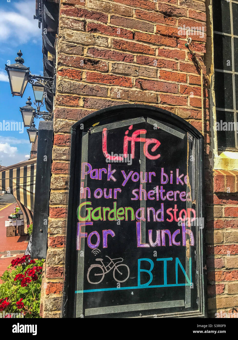 Village pub sign hi-res stock photography and images - Alamy