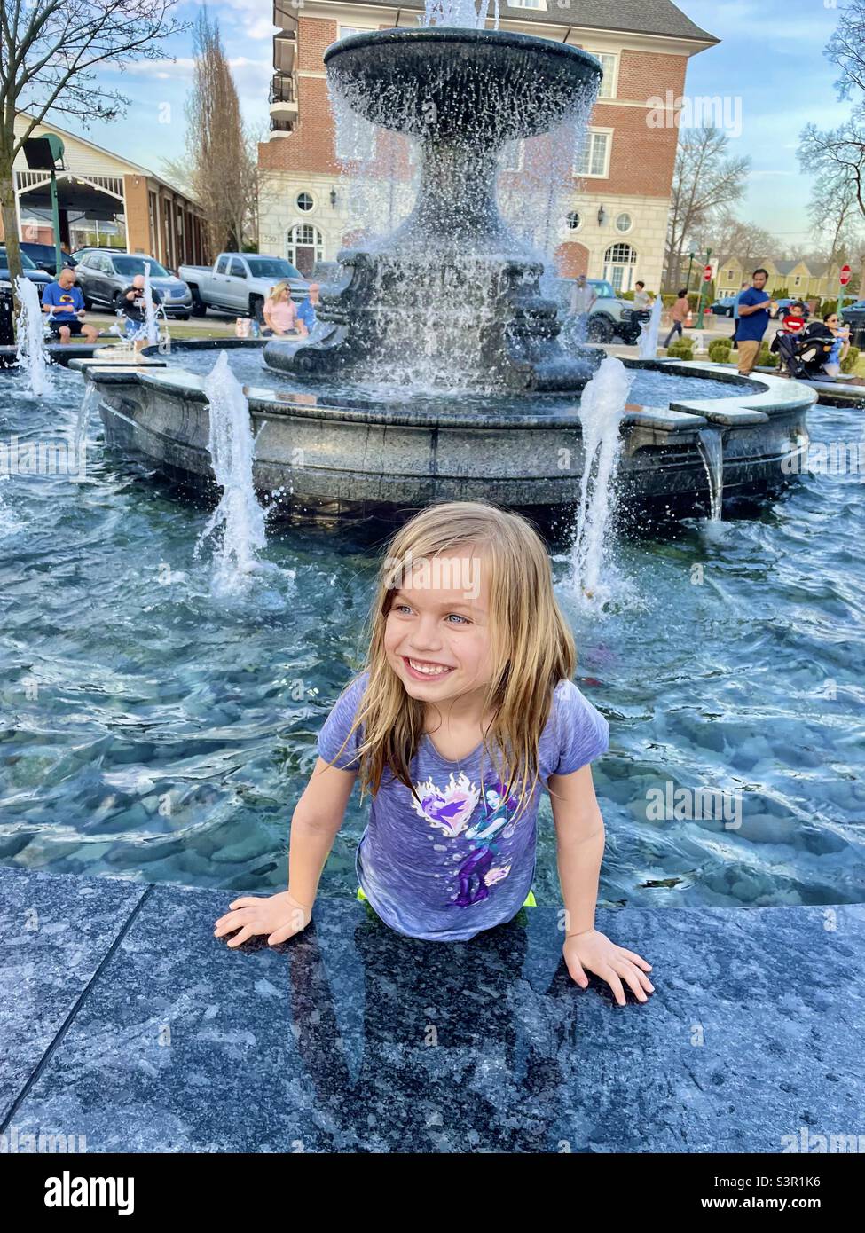 Little girl in a fountain Stock Photo - Alamy