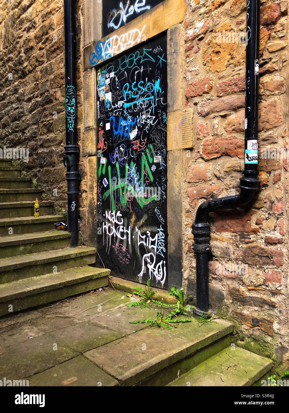 Back alley with graffiti hi-res stock photography and images - Alamy