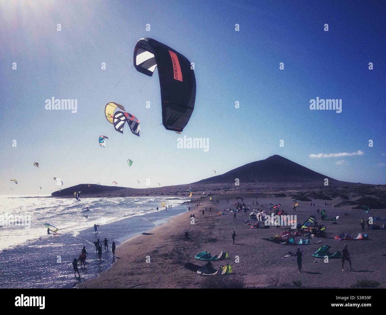 Hand gliders beach hi-res stock photography and images - Alamy