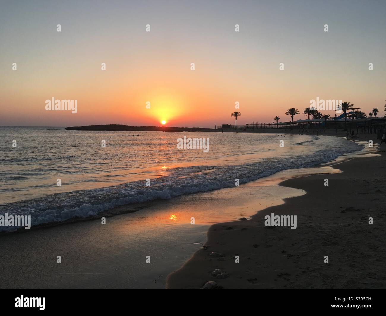 Beautiful sunset view at beach hi-res stock photography and images - Alamy