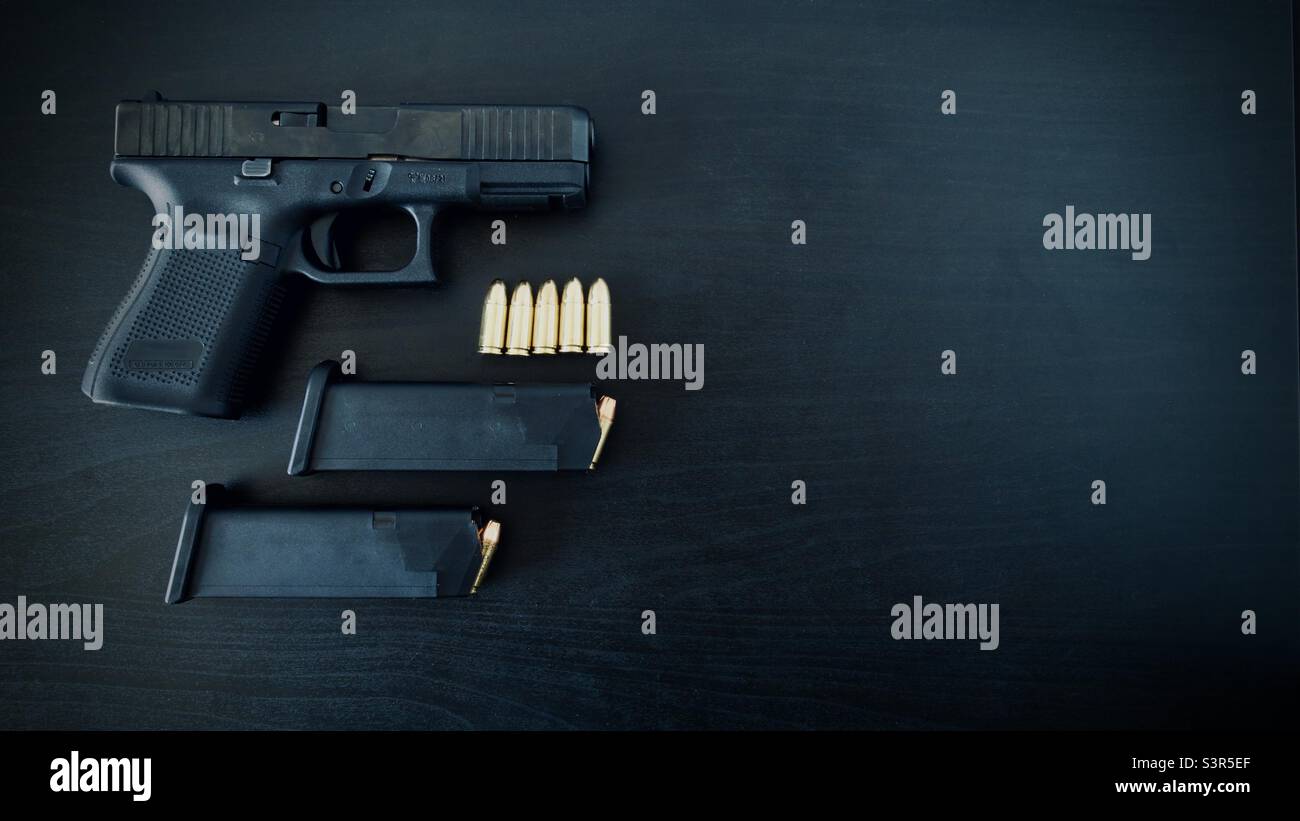 Gold gun and hand hi-res stock photography and images - Alamy