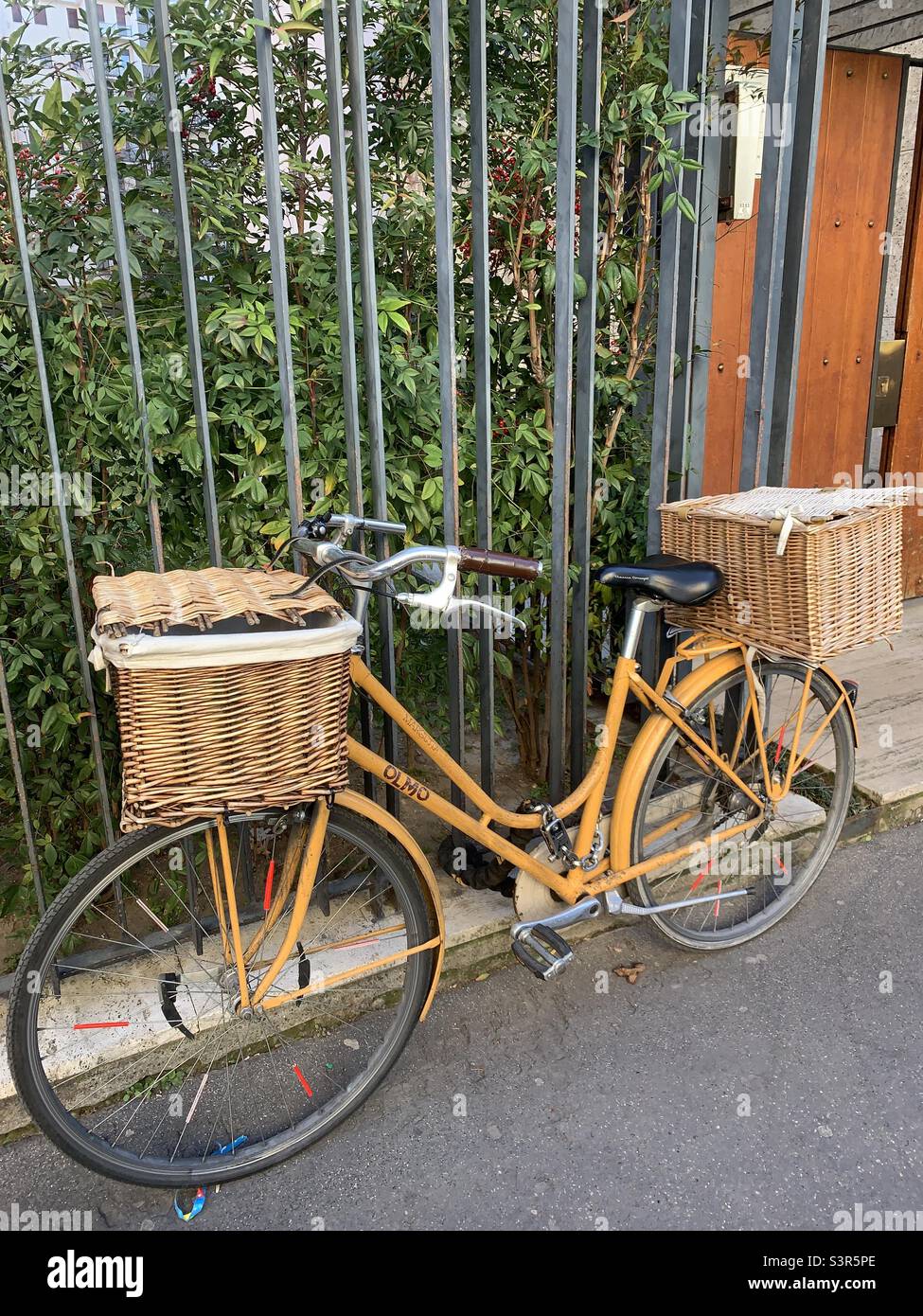 Wicker bicycle hi-res stock photography and images - Alamy