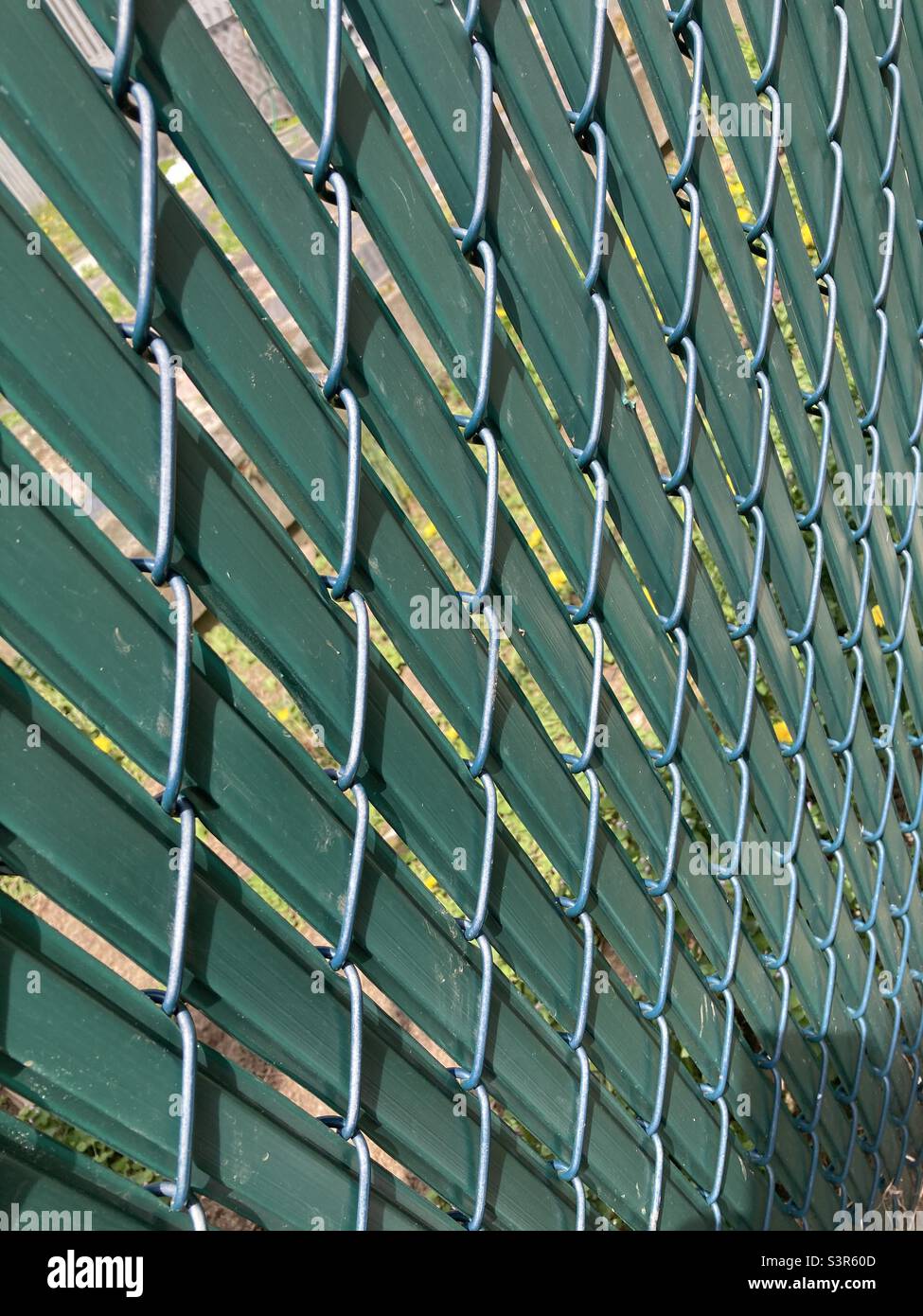 Green fence hi-res stock photography and images - Alamy