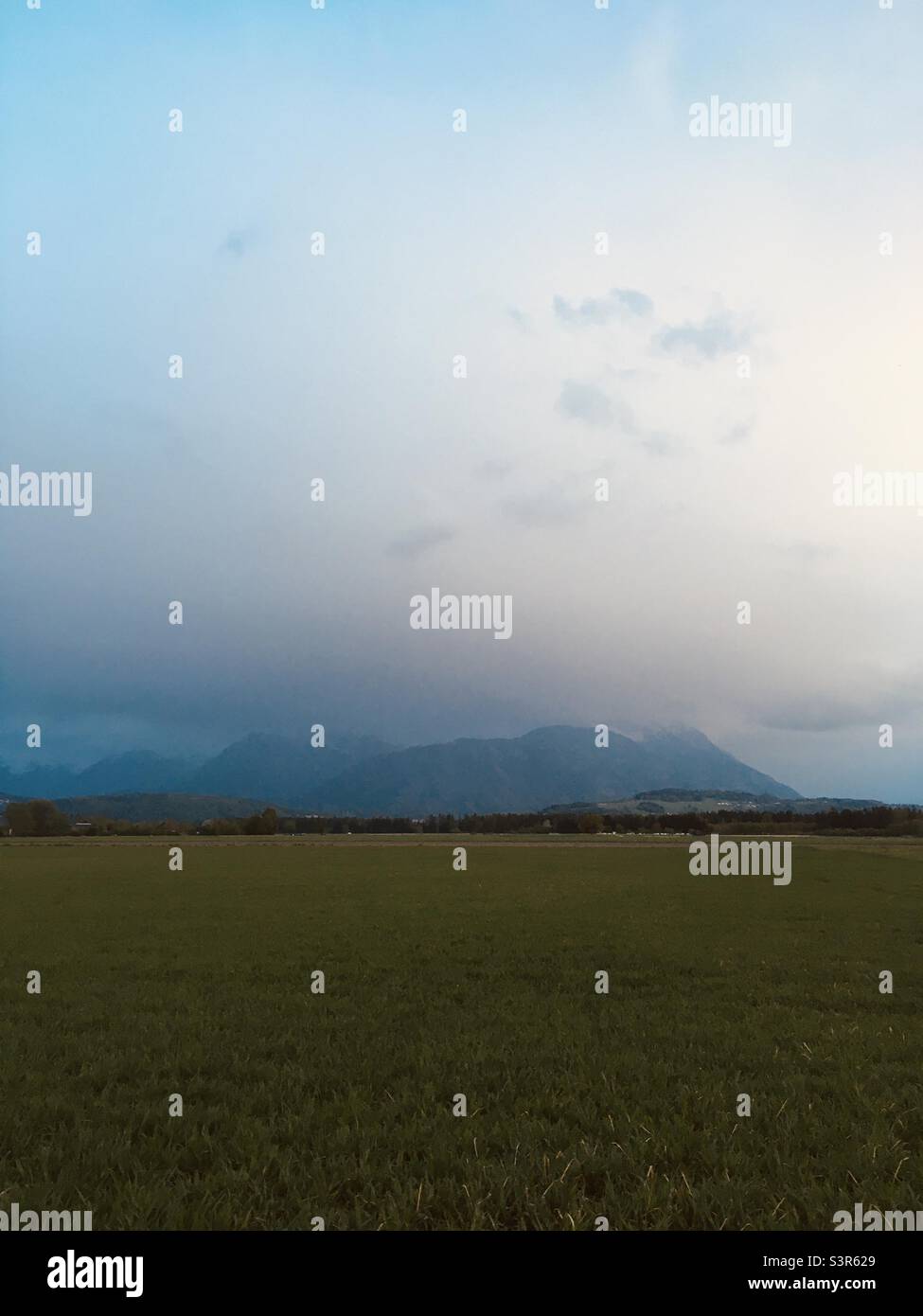 Dark big cloud hi-res stock photography and images - Alamy