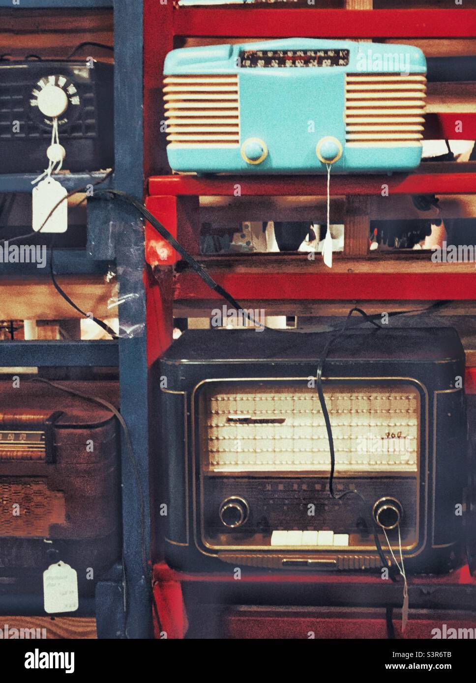Old radios on display at antique mall Stock Photo - Alamy