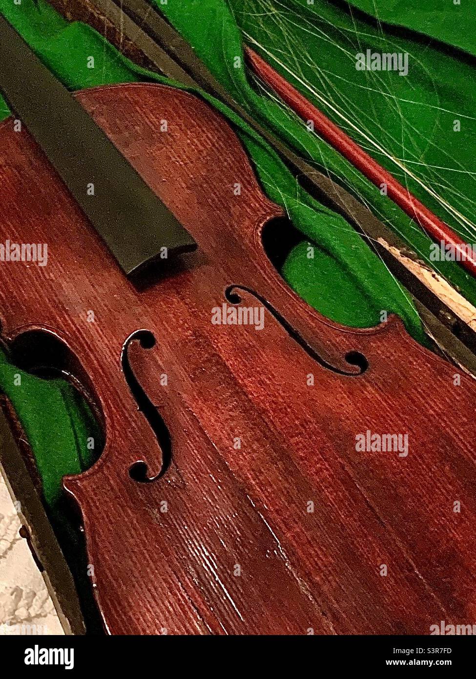 Violin repair hi-res stock photography and images - Alamy