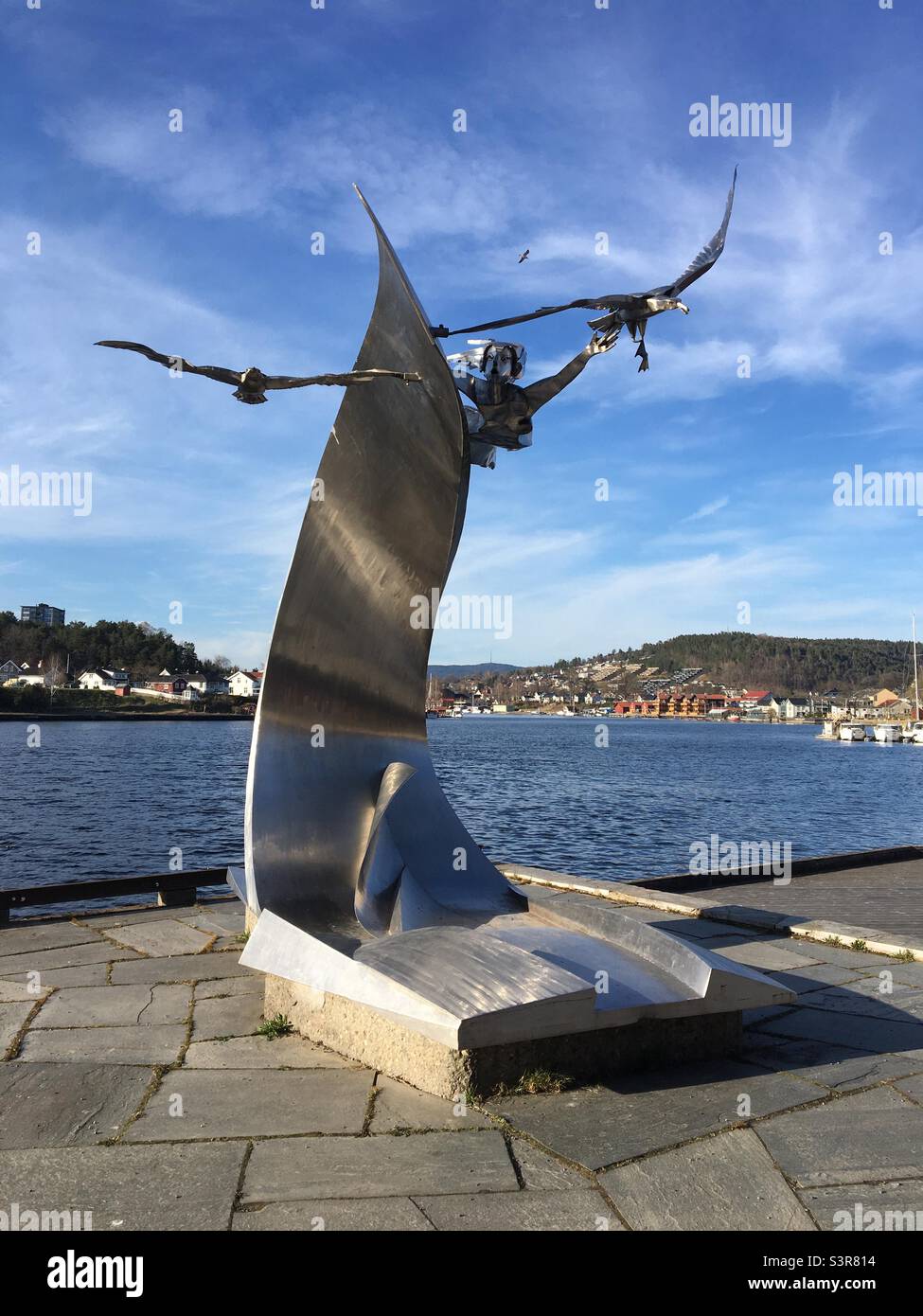 Flying birds sculpture hi-res stock photography and images - Alamy