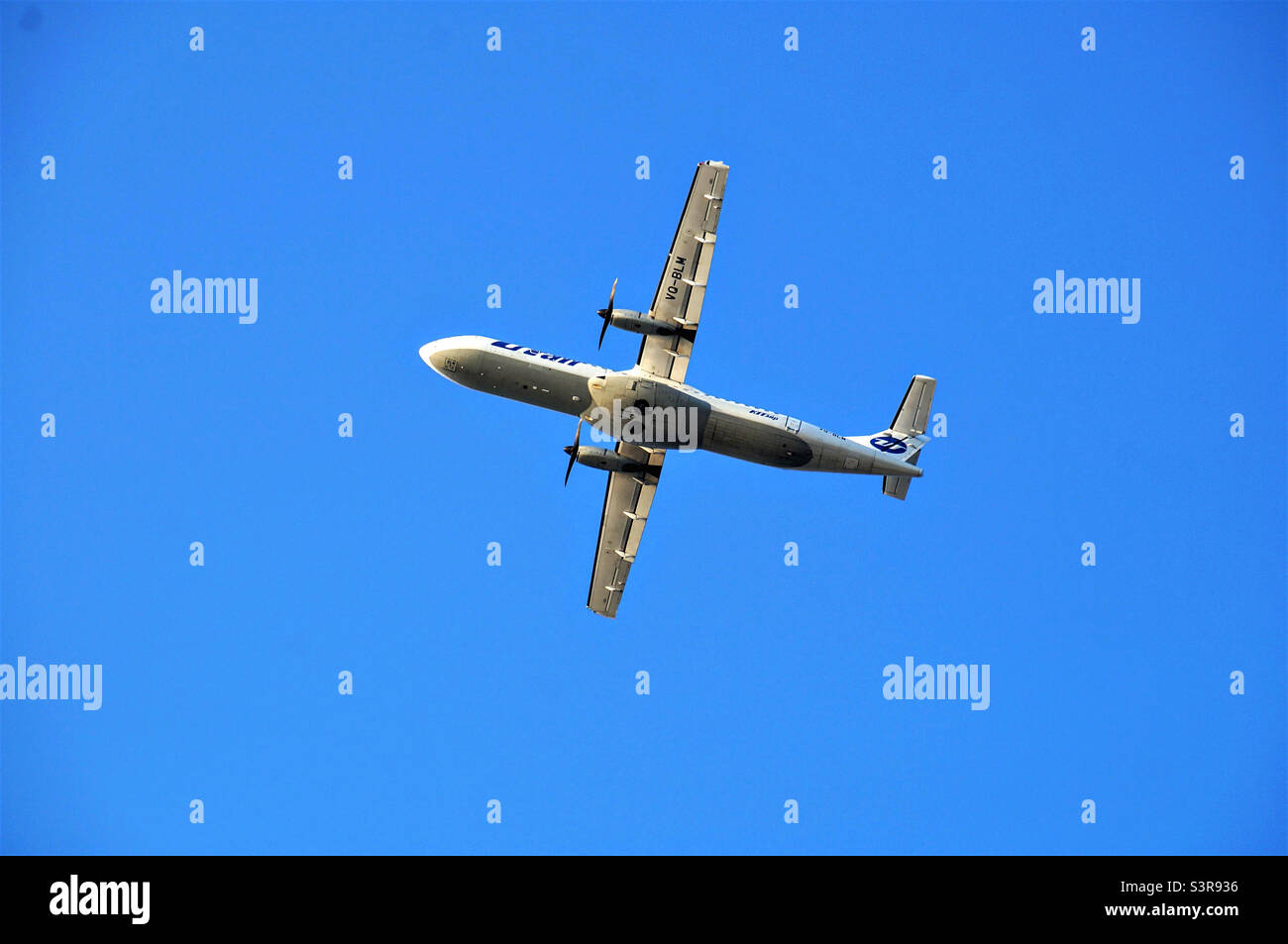 view of an airplane flying overhead Stock Photo - Alamy