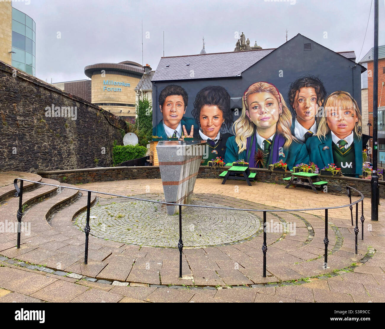 The famous mural depicting the teenagers in “Derry Girls” - one of the ...