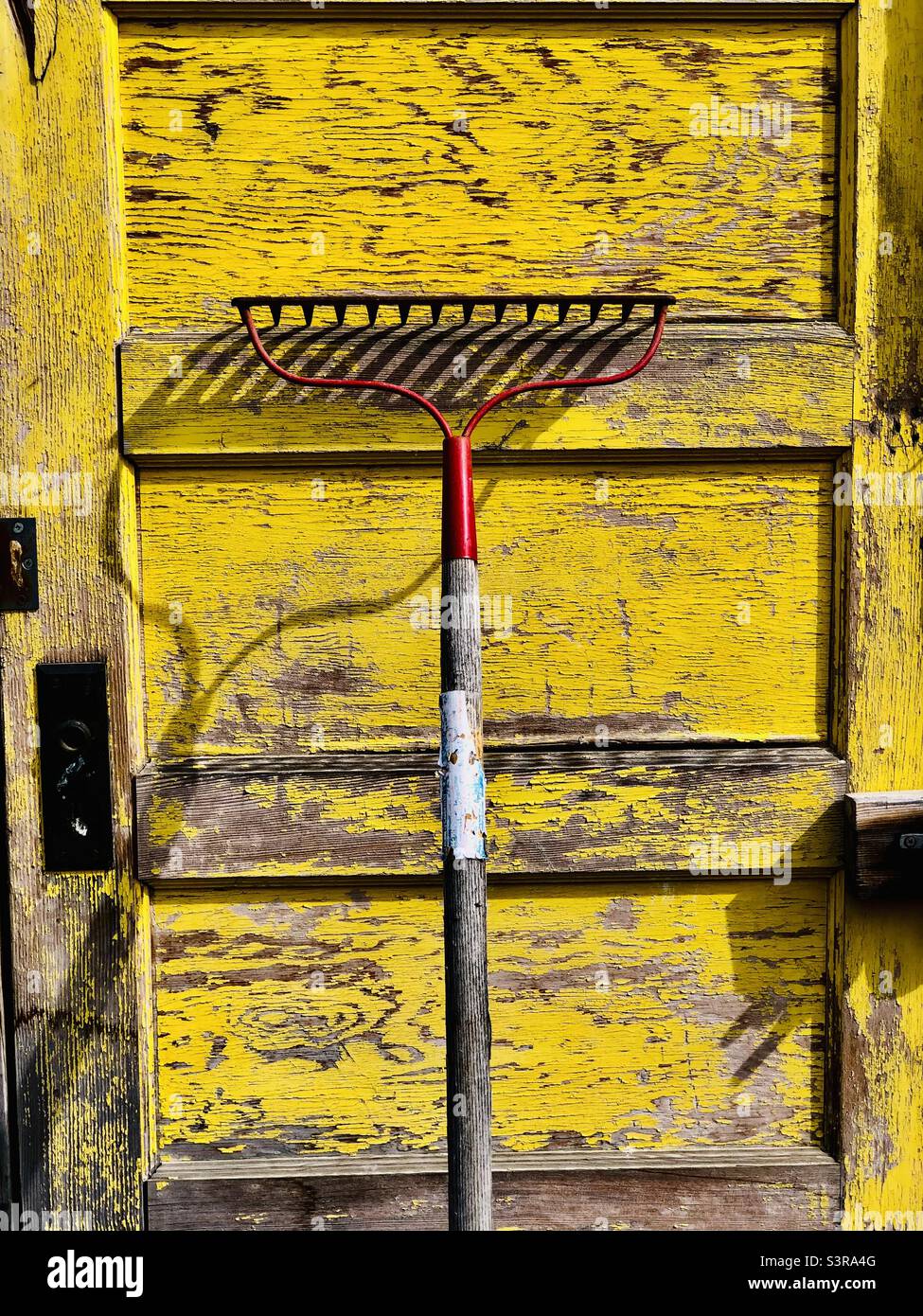 Rustic red farm door hi-res stock photography and images - Alamy