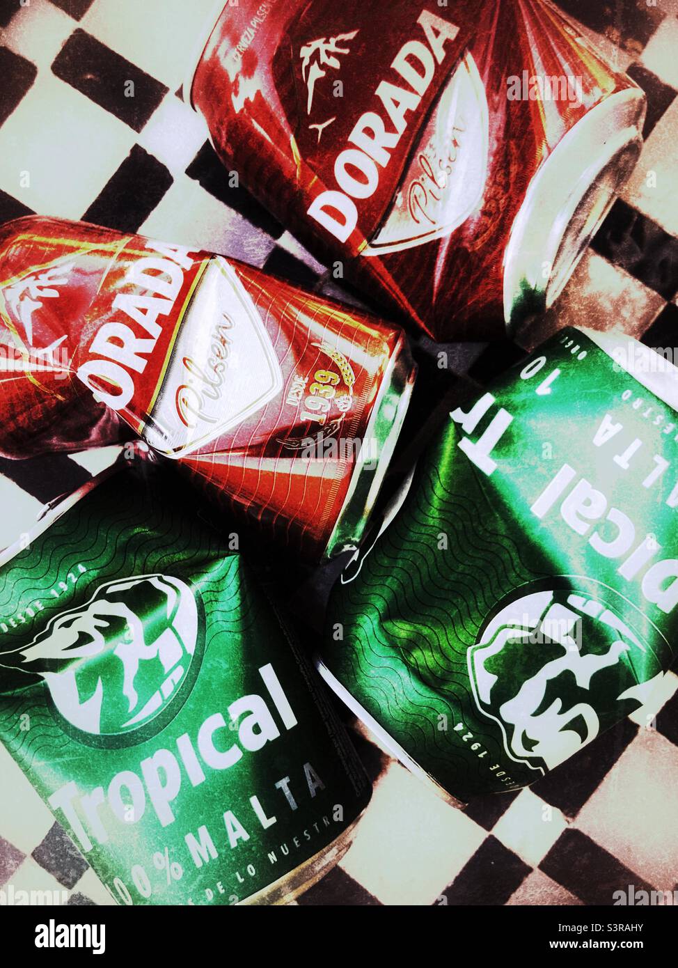 Can tin squashed crushed recycling hi-res stock photography and images ...