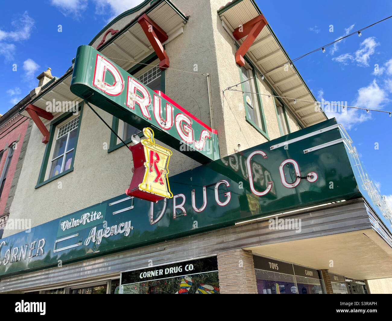 Drugstore signage hi-res stock photography and images - Alamy