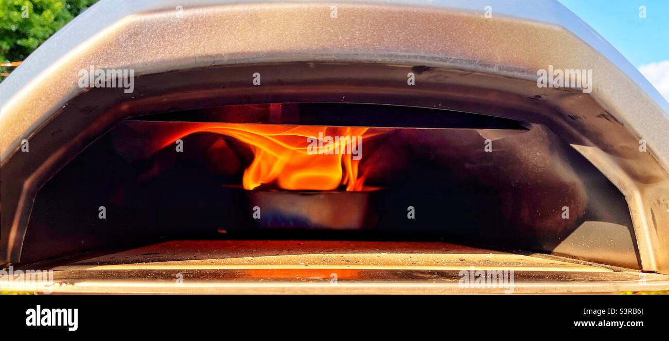 Pizza fire oven hi-res stock photography and images - Alamy