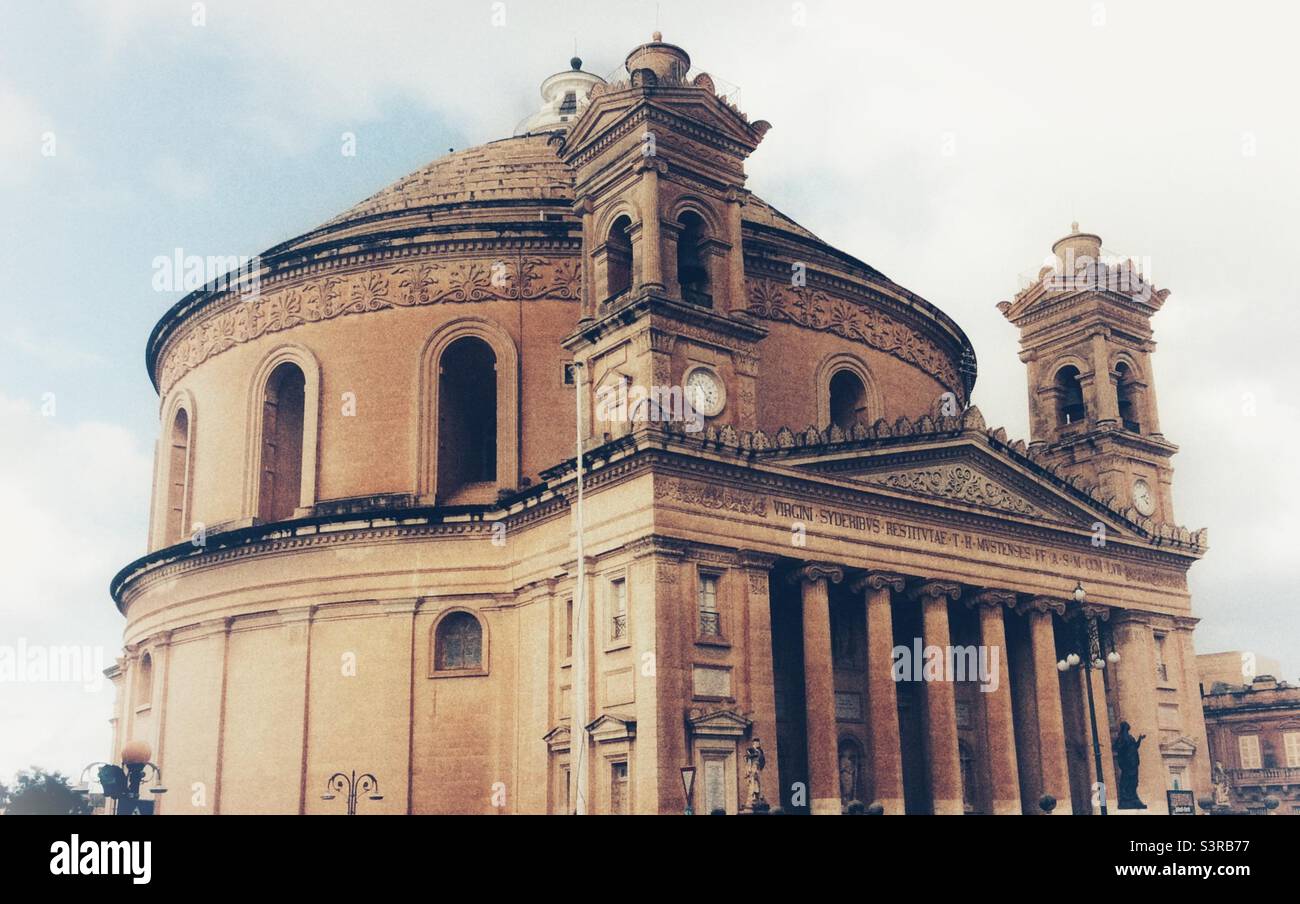 Circular building hi-res stock photography and images - Alamy