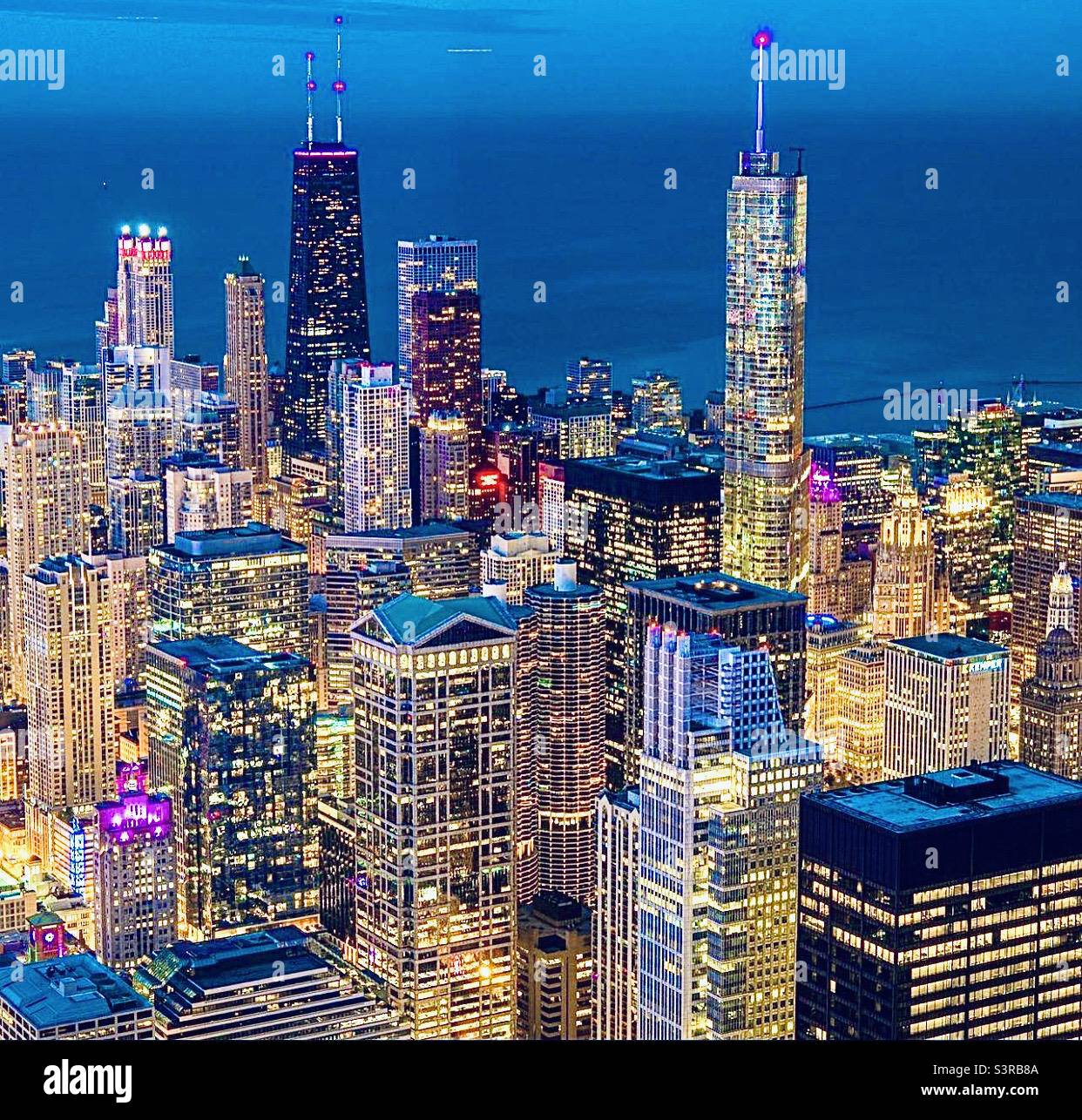Chicago skyline night hi-res stock photography and images - Alamy