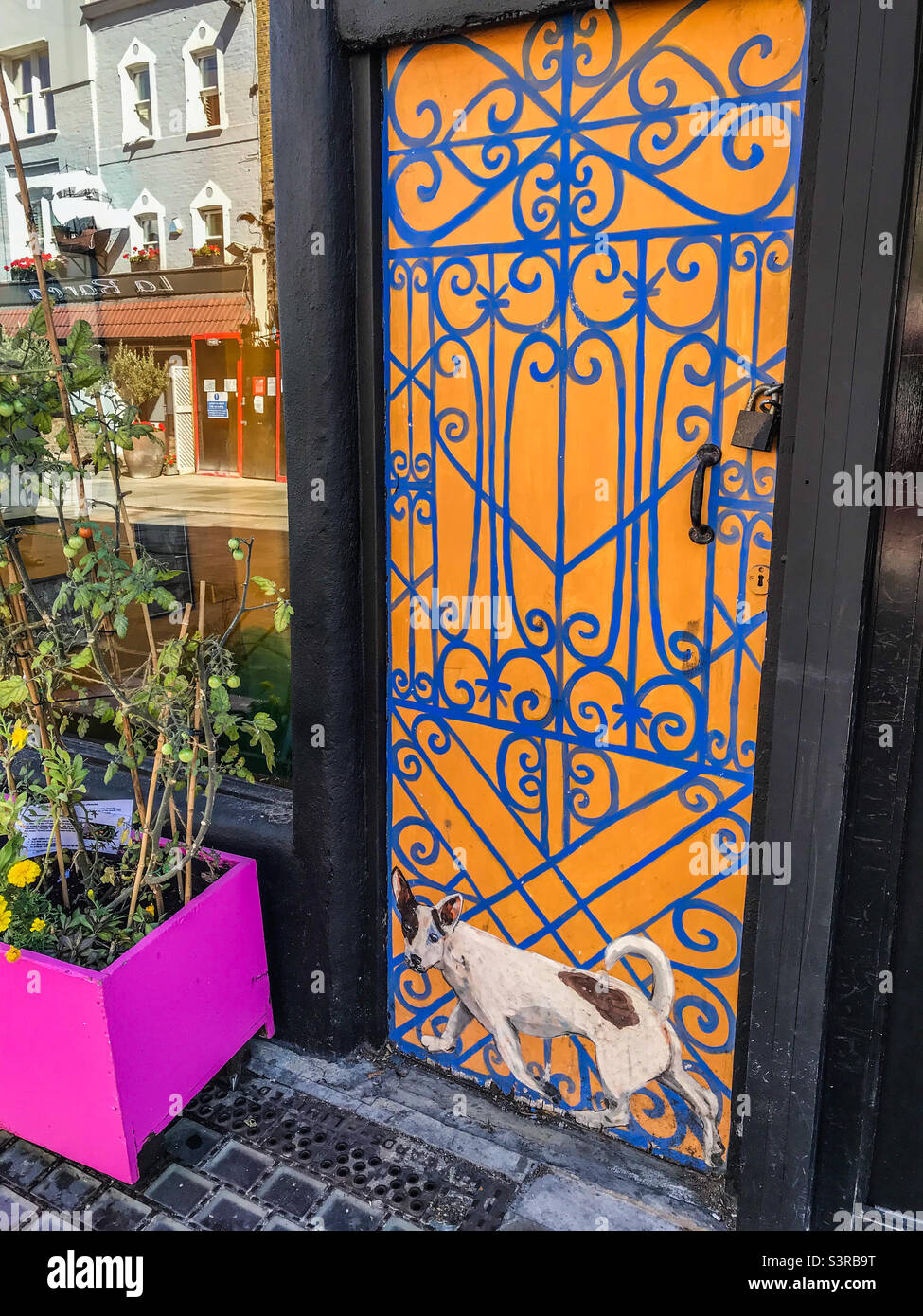 Pretty door in Waterloo, London Stock Photo - Alamy
