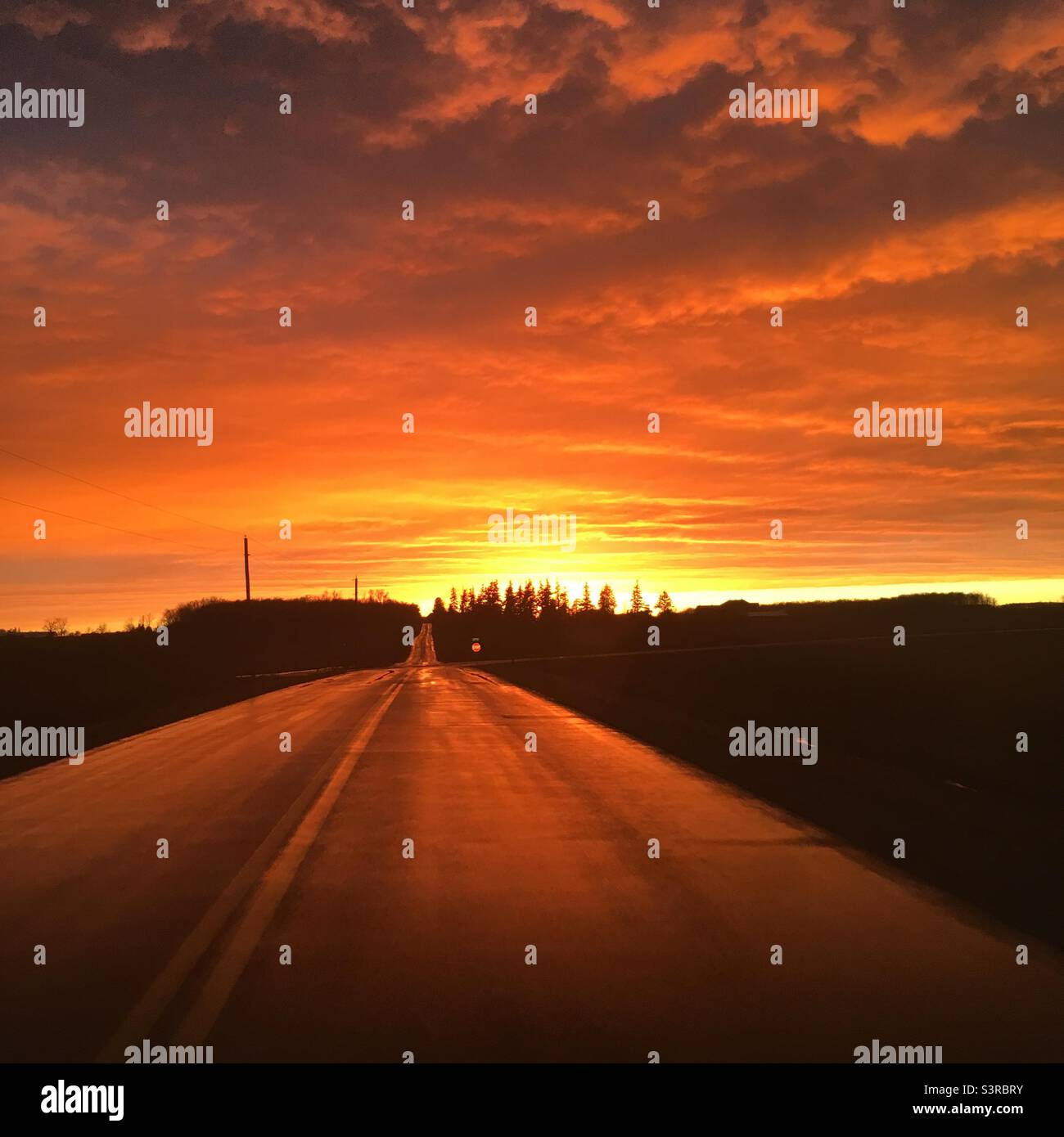 Country road sunset hi-res stock photography and images - Alamy