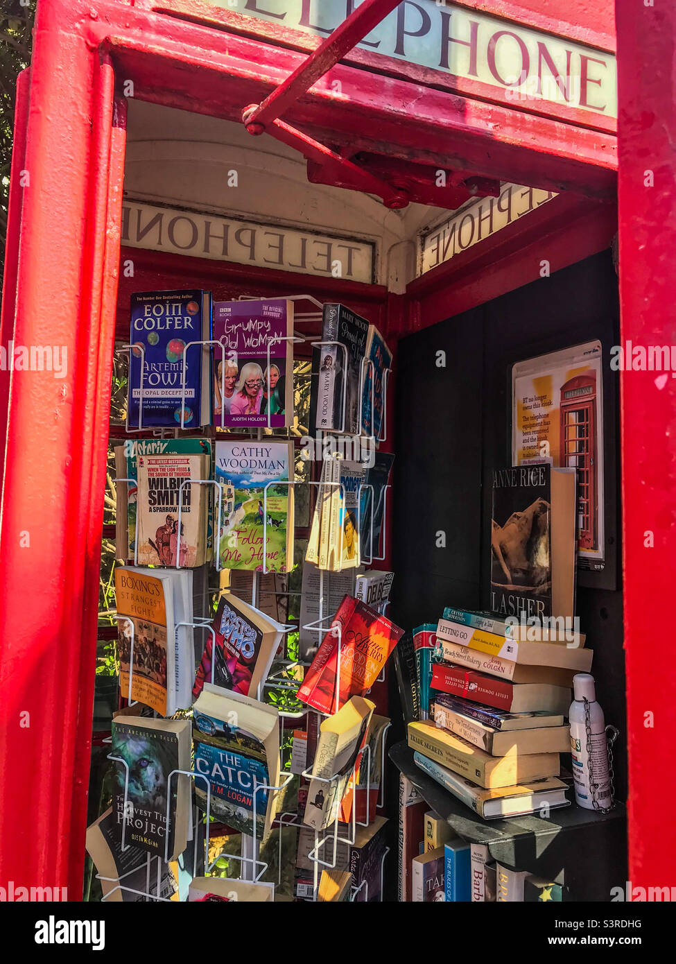 Community free books library in a telephone box Stock Photo - Alamy