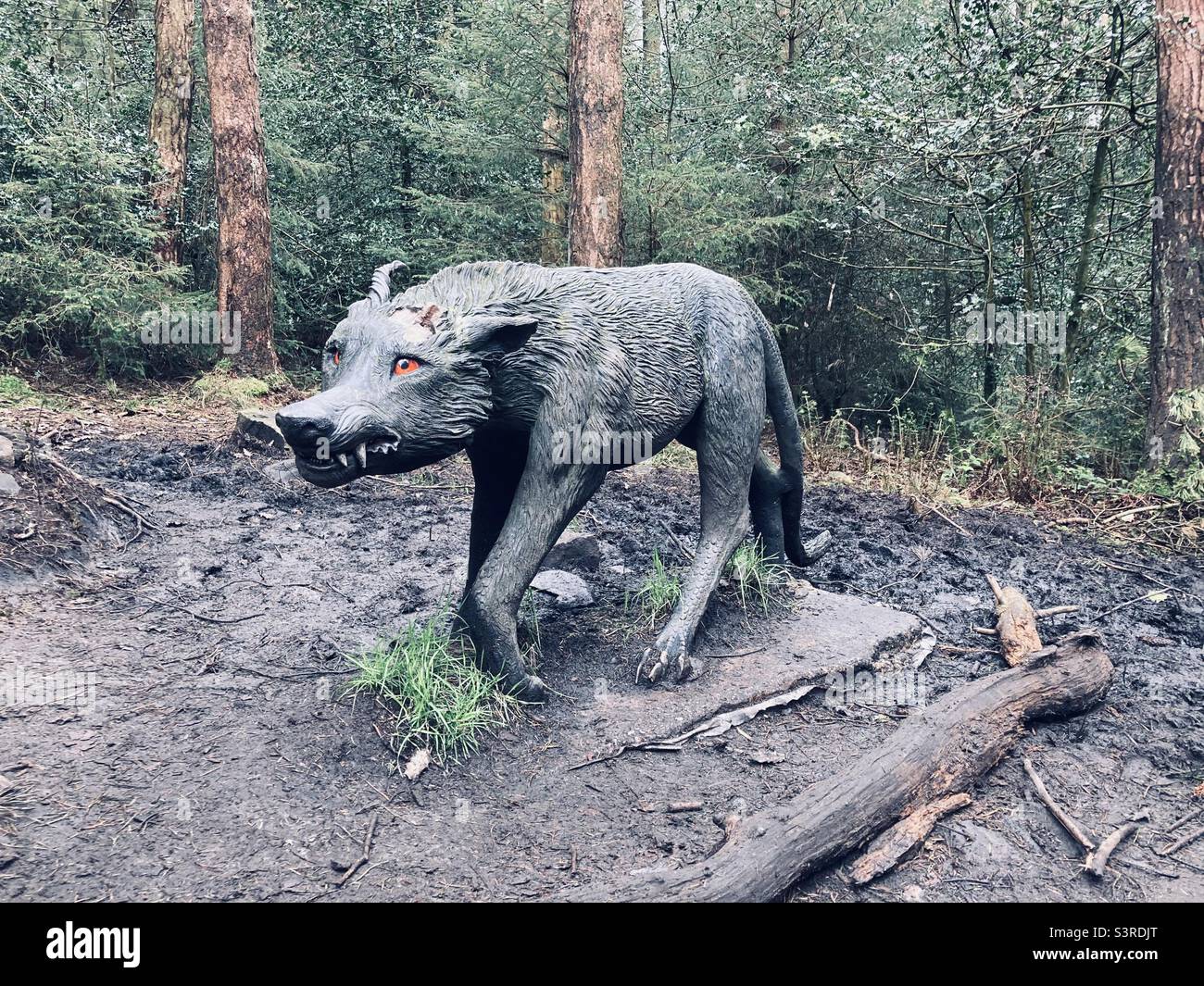 Wooden carving of a scary wolf Stock Photo - Alamy
