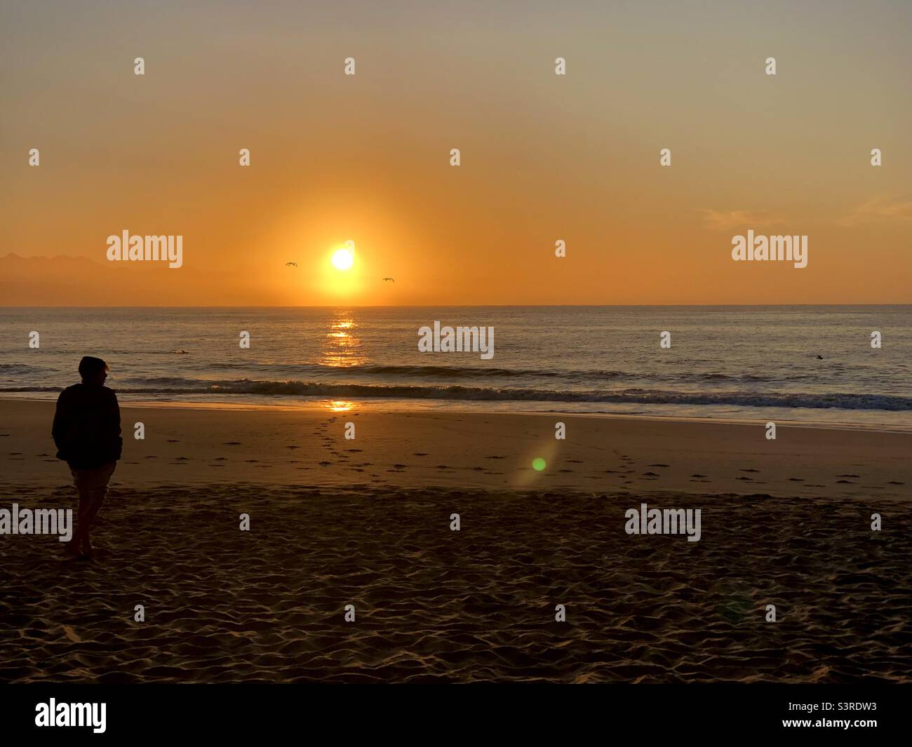 Sun rising over ocean hi-res stock photography and images - Alamy