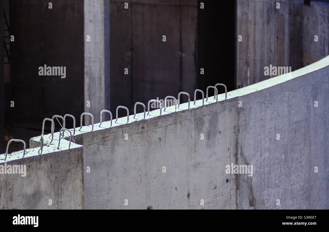 Curved reinforced concrete wall Stock Photo - Alamy