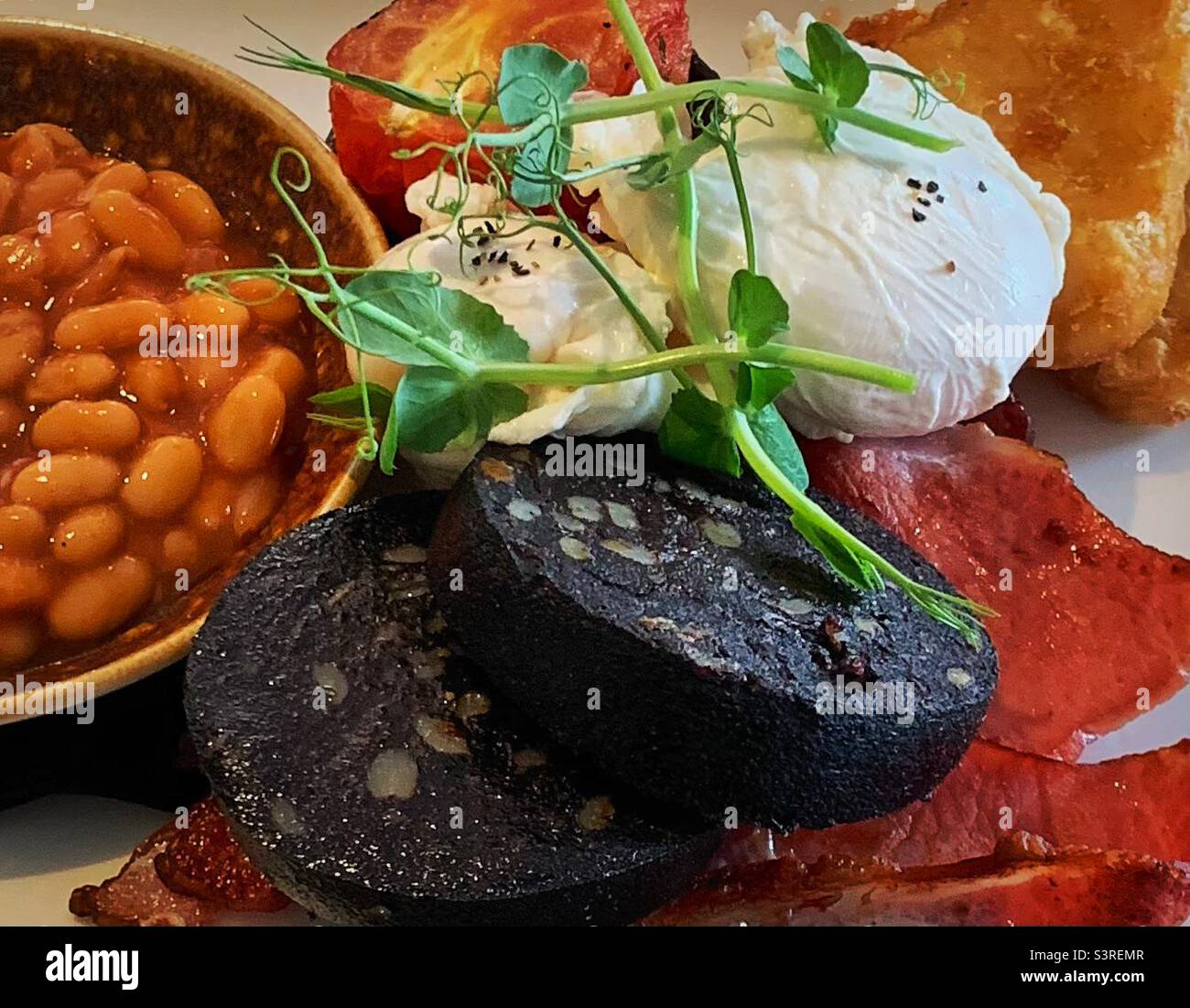 Full english breakfast hash brown hi-res stock photography and images ...