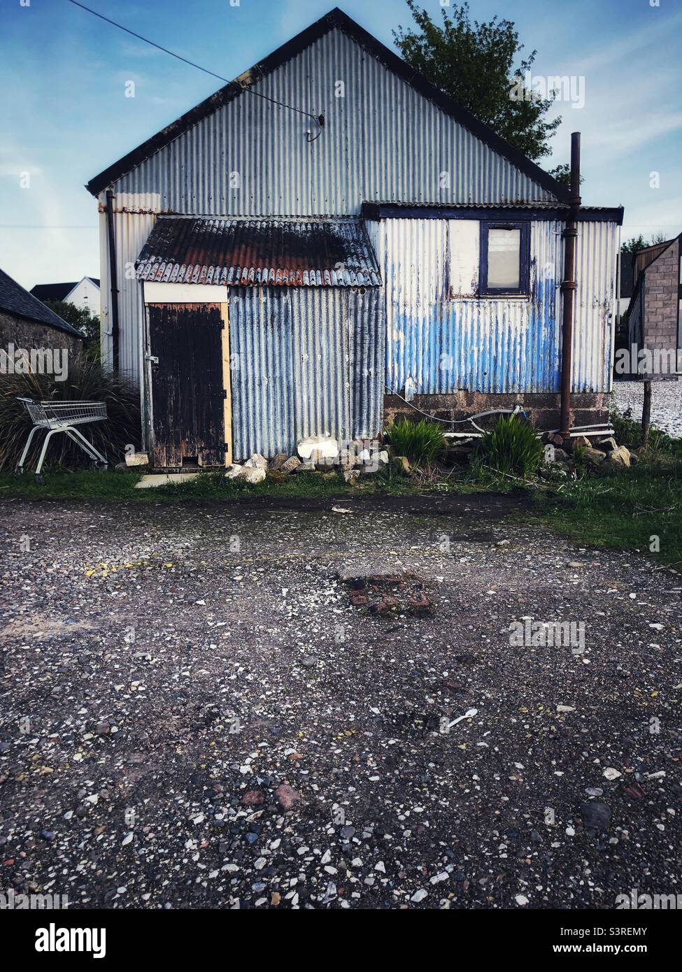 Delapidated out building Stock Photo - Alamy