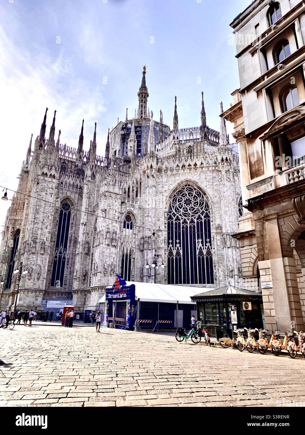 Duomo milano hi-res stock photography and images - Alamy