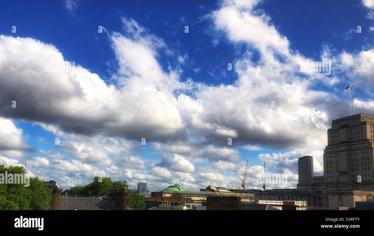 Skyline with blue sky hi-res stock photography and images - Alamy