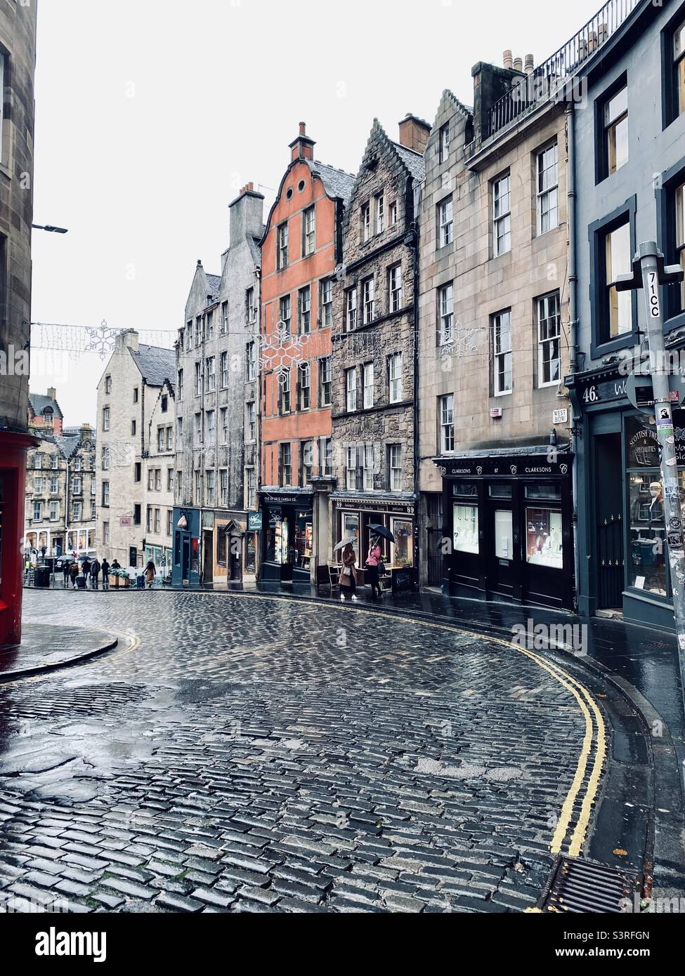 Victoria street Edinburgh on a rainy day Stock Photo - Alamy